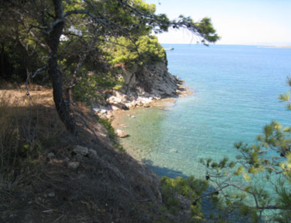 Παραλία Χαλικιάδα στο Αγκίστρι… – greenislandstudios.gr | Διαμονή στο ...